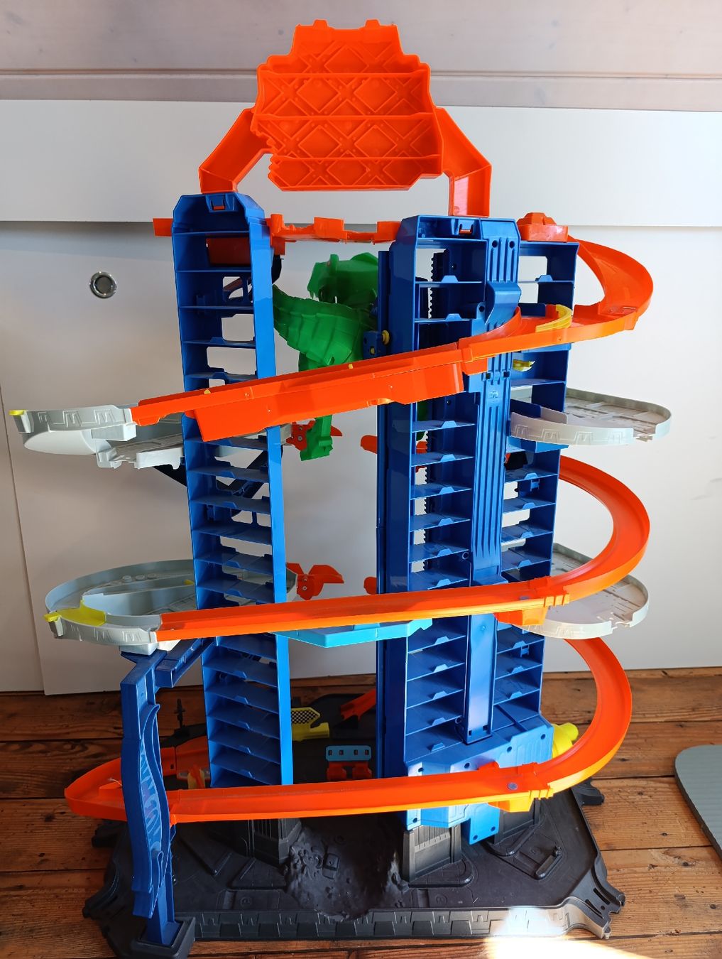 Hot Wheels City Parkgarage mit T-Rex-Angriff (neu CHF 140) (Gebraucht) in Schönenwerd für CHF 30 ...