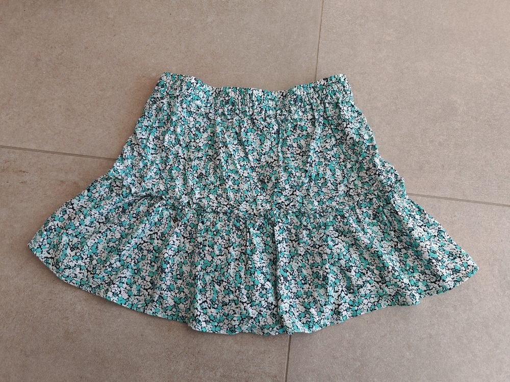 Mini-jupe + short fleurie légère, taille S (D'occasion) à Longirod pour ...