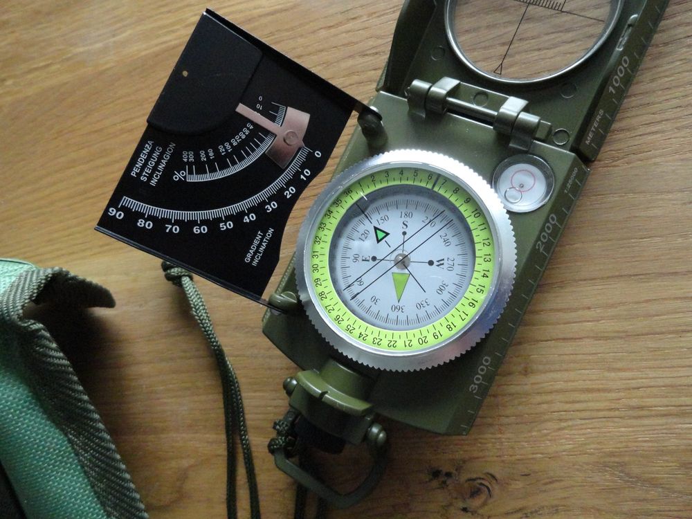 KOMPASS MIT NEIGUNGSMESSER - SEHR ROBUST UND AUS METALL (Neu (gemäss Beschreibung)) in ...