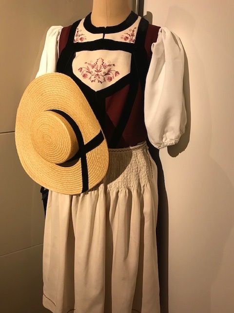 Tracht, Solothurner Tracht, Gr. 40 (Gebraucht) in Hindelbank für CHF 690 – mit Lieferung auf ...