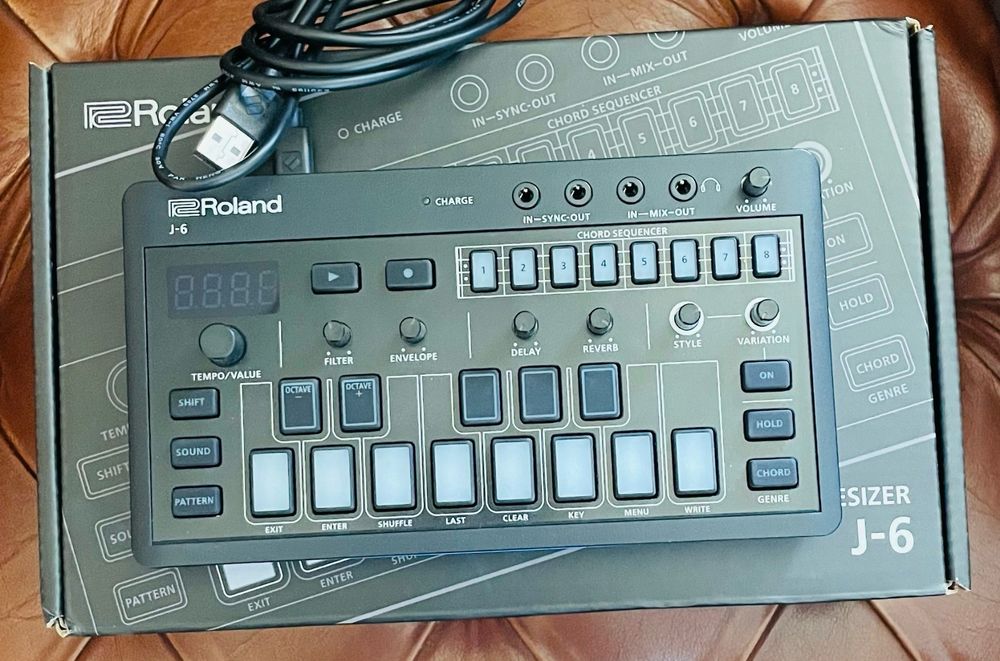Roland J-6 Aira Compact Chord Synth (Gebraucht) in Rüschlikon für CHF ...