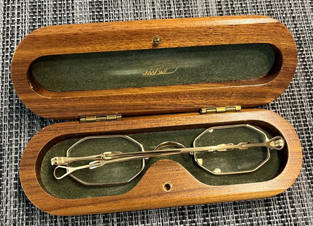 Edle Lesebrille in schöner Holzschatulle (Gebraucht) in Zürich für CHF ...
