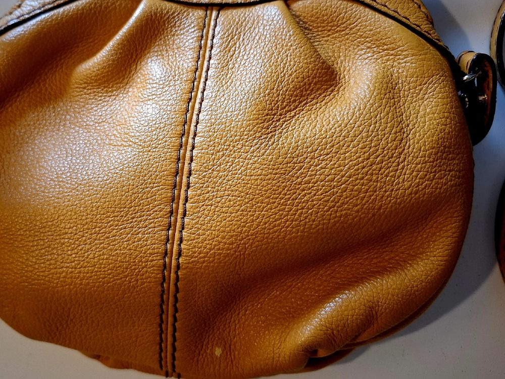 Lancel petit sac cuir ochre La Gousette Modele (Gebraucht) in Leysin ...