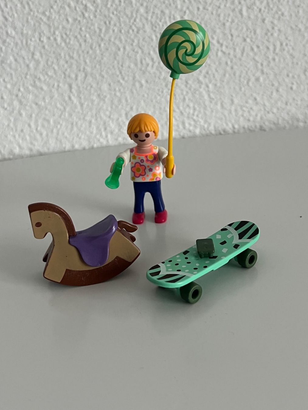 Playmobil Kind mit Ballon, Schaukelpferd und Skateboard (Gebraucht) in ...
