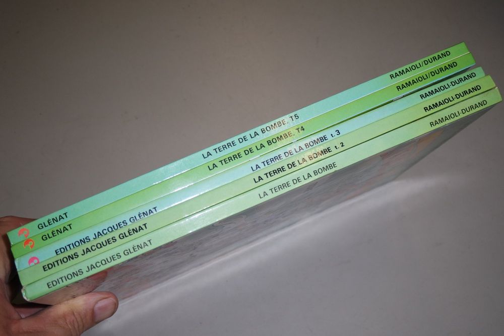 LA TERRE DE LA BOMBE °°°°° COMPLET 5 ALBUMS °°°°° (Gebraucht) in Avenches für CHF 30 – mit ...