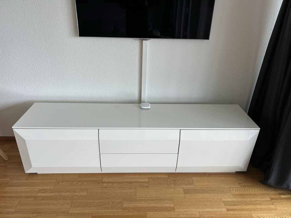 Modern White TV Board with High Gloss Finish | Kaufen auf Ricardo