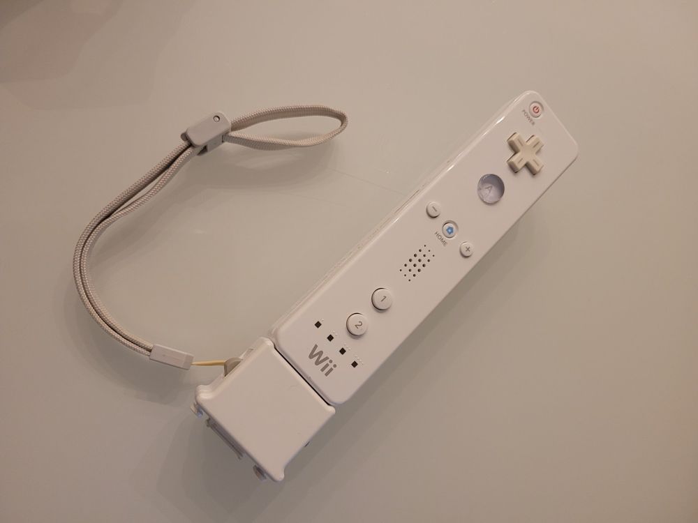 Wii Remote mit Motion Plus Adapter und Schutzhülle | Kaufen auf Ricardo