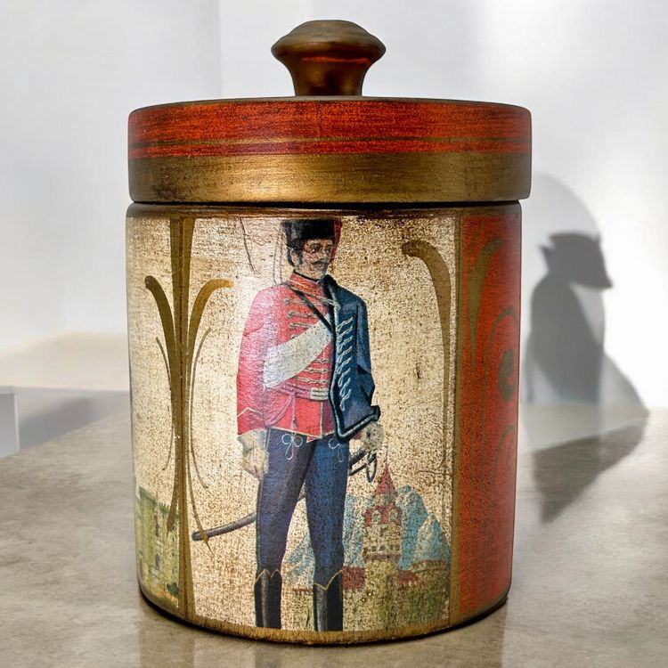 Pot à tabac en céramique décoré de motifs militaires peints (Gebraucht ...