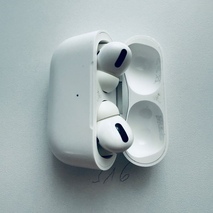 Original Apple AirPods Pro 1 Gen. mit Wireless Ladecase (Gebraucht) in ...