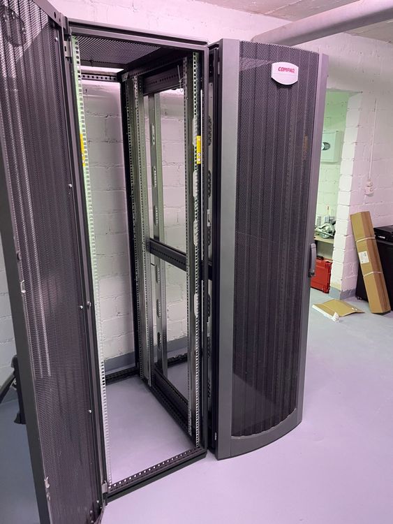 Server Rack 2x gross - Marke Compaq | Kaufen auf Ricardo