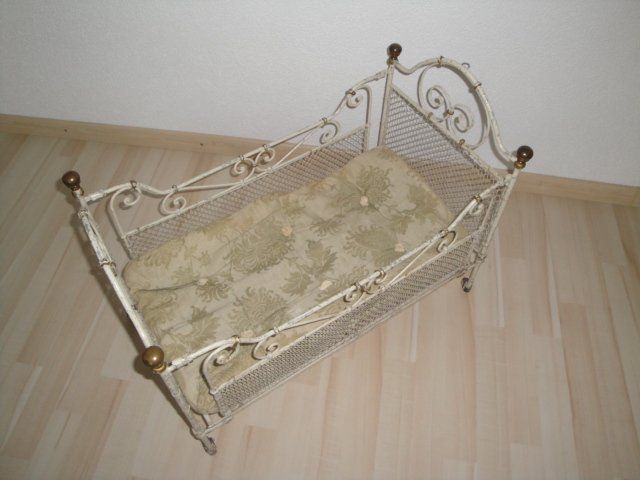 Ancien lit de poupée en fer des années 1930, avec matelas (D'occasion) à Saxon pour CHF 290 ...
