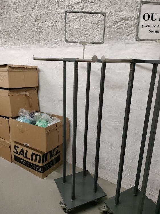 2 Stück 4-Arm-Ständer auf Rädern (Gebraucht) in Oftringen für CHF 1 – nur Abholung auf Ricardo ...