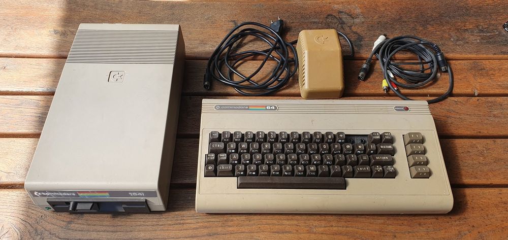 Commodore C64 mit Laufwerk 1541, Netzteil und Kabel | Kaufen auf Ricardo