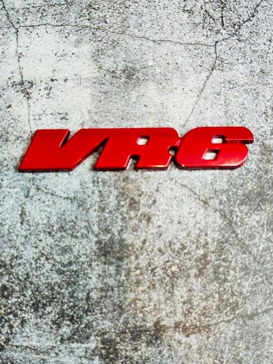 VW VR6 Emblem Schriftzug Logo aus Metall NEU Rotmatt (Neuf avec ...