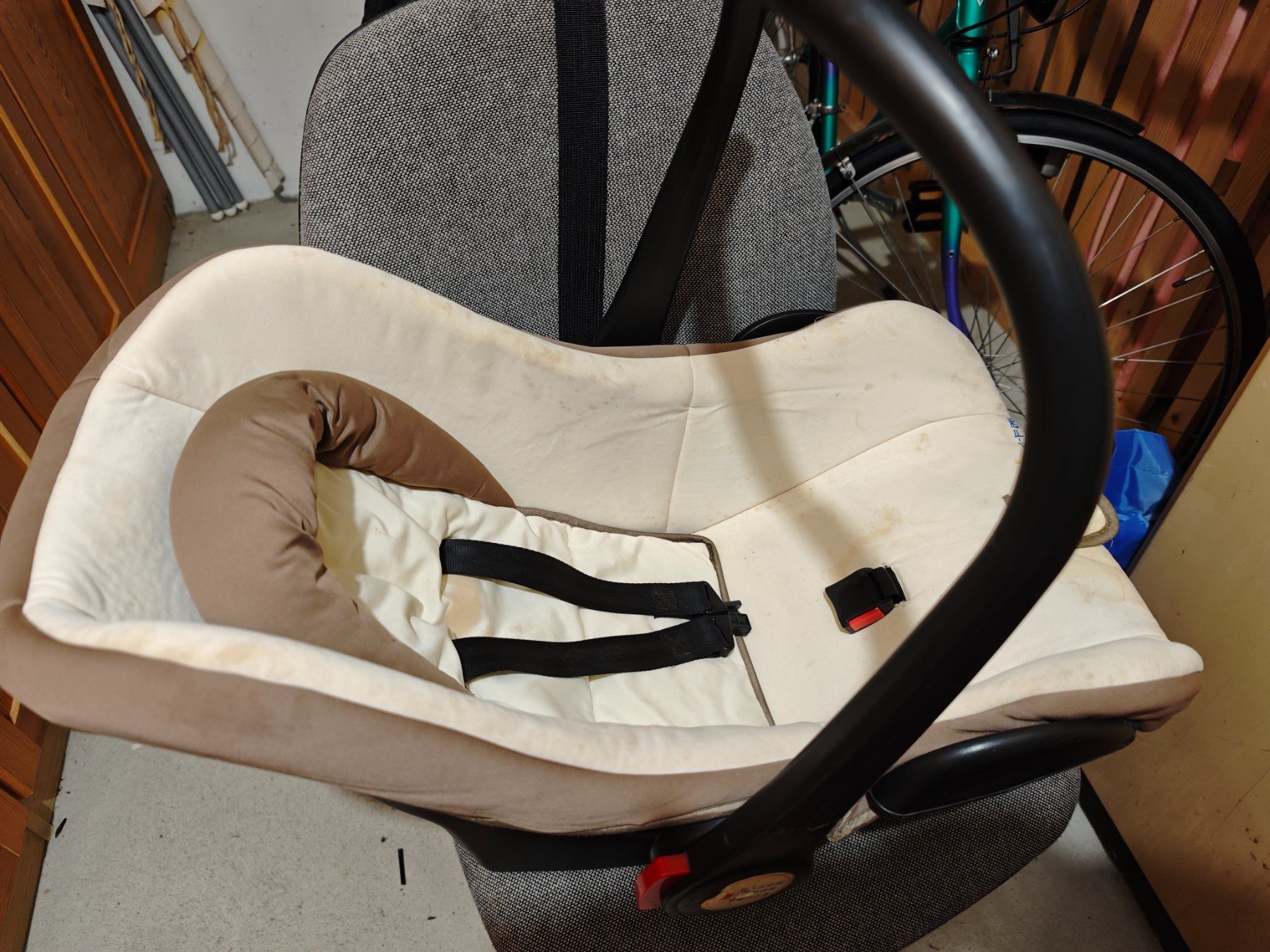 Babyschale / Autositz für Neugeborene – gebraucht (Gebraucht) in ...