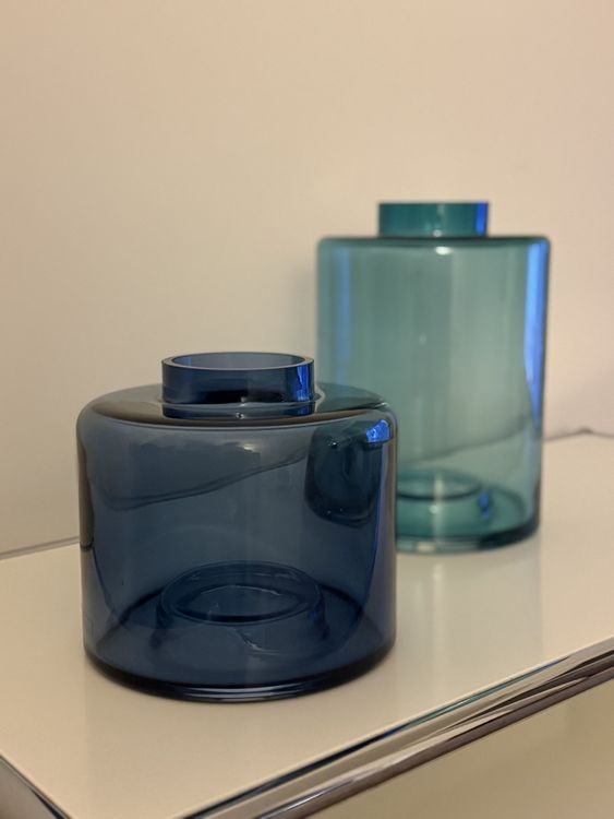Zwei blaue und moderne Glasvasen, sehen aus wie neu! (Gebraucht) in ...