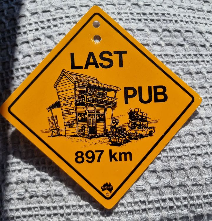 Schild "Last Pub 897km" Dow Under Australia Roadsign (Gebraucht) in ...