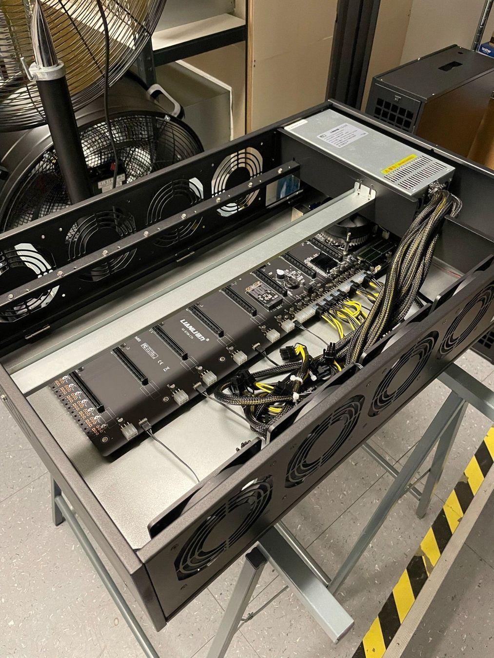 Mining Rig in Servercase (komplett ohne GPUs) (Gebraucht) in ...