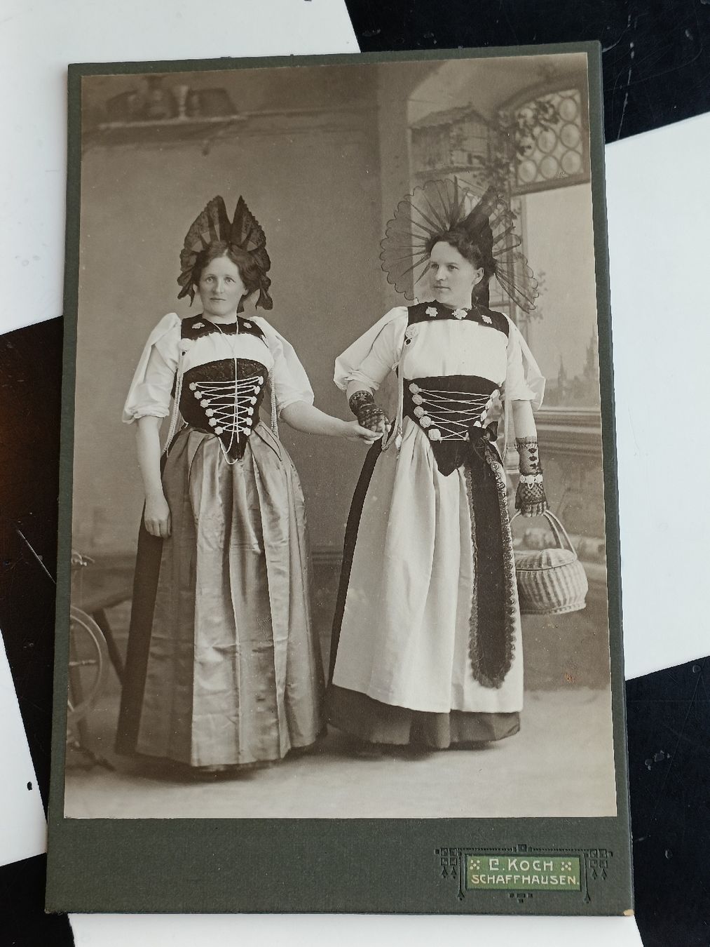 Antikes Photo auf Karton / Trachten Frauen Schaffhausen 1900 (Gebraucht ...