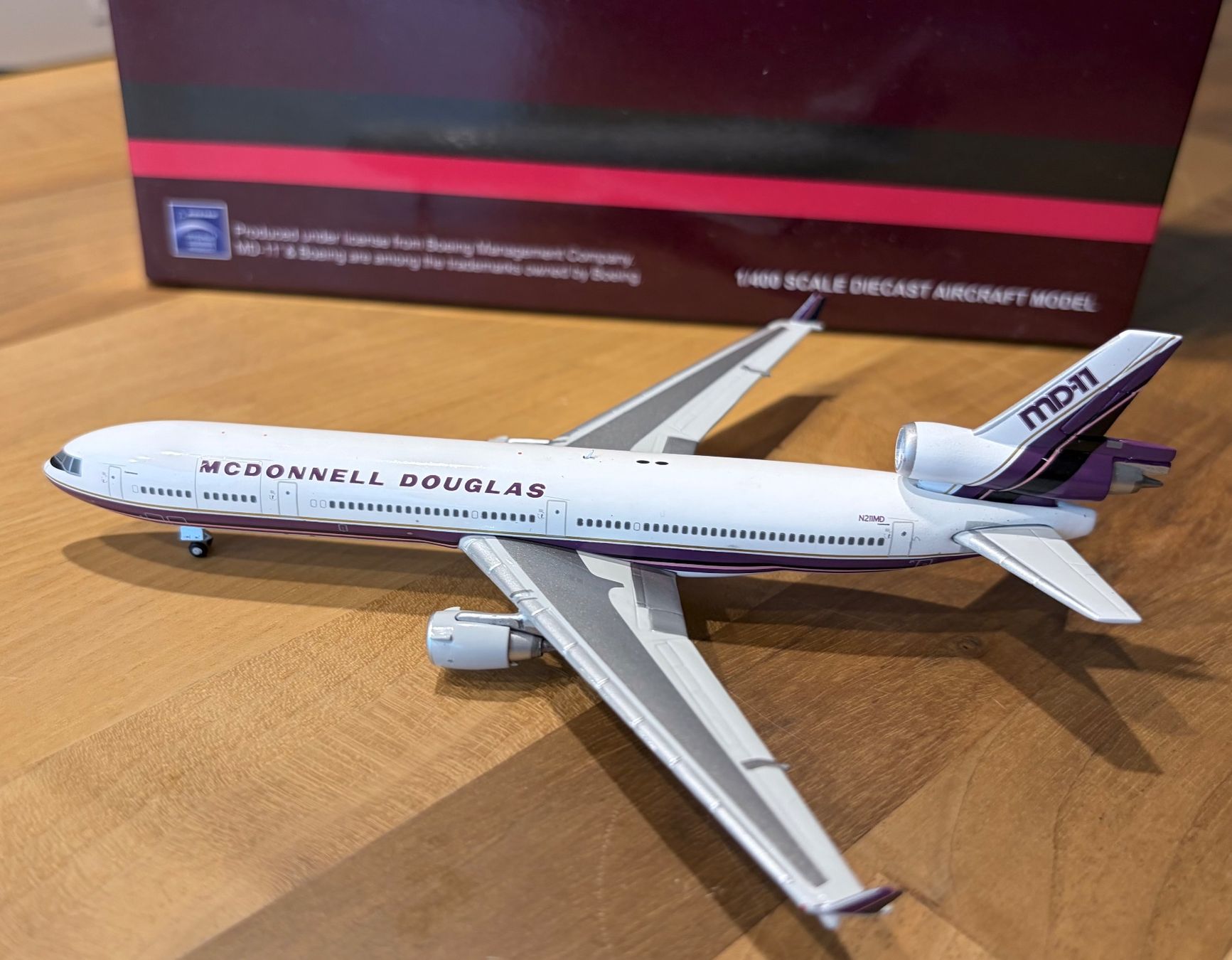 Douglas MD-11 Corporate Colours 1/400 Metallmodell - JCWings (Neu ...