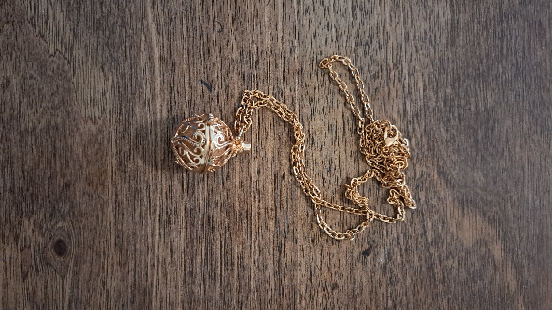 pendentif doré avec boule en mousse pour parfum (Neuf (Voir description ...