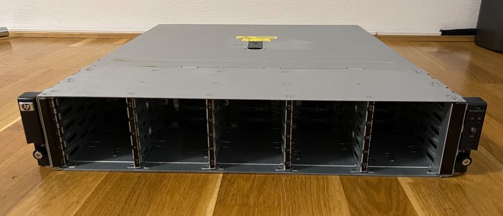 HP / HPE StorageWorks D2700 MSA Disk Enclosure 25 SAS Disks (Gebraucht ...