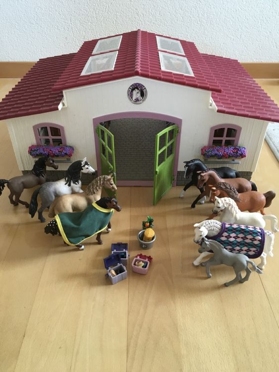 Schleich Stall mit Pferden und Zubehör (Gebraucht) in Horgen für CHF 55 ...