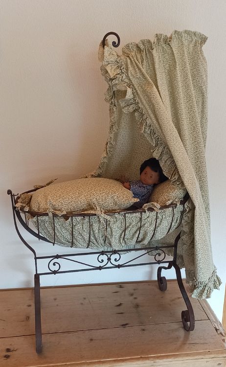 Antike Puppenwiege, Abholung auch in Zürich oder Baden (Gebraucht) in Surava für CHF 55 – nur ...