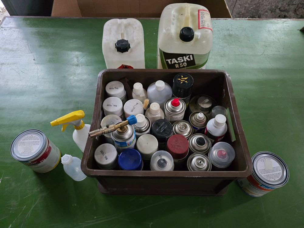 Posten mit diversen Spraydosen usw. inkl. Kiste ab 1.- (Gebraucht) in ...