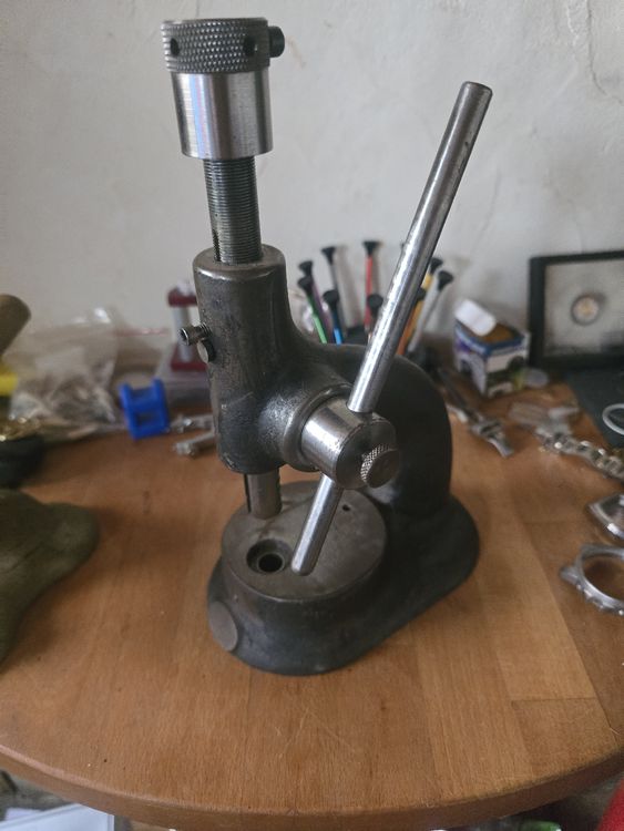 Presse d'horloger vintage, outil horloger (Gebraucht) in Les Brenets für CHF 40 – mit Lieferung ...