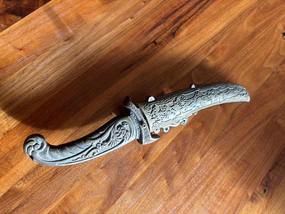 Deko Dolch / Messer mit Halterung (Gebraucht) in Balsthal für CHF 5 – mit Lieferung auf Ricardo ...