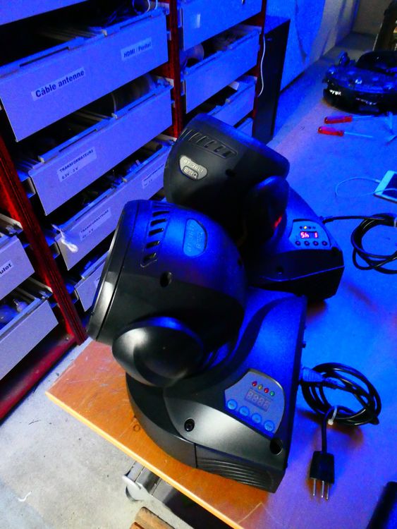 Paire de Projecteur Lyre LED RGBW DMX Briteq BT-36 II (D'occasion) à ...