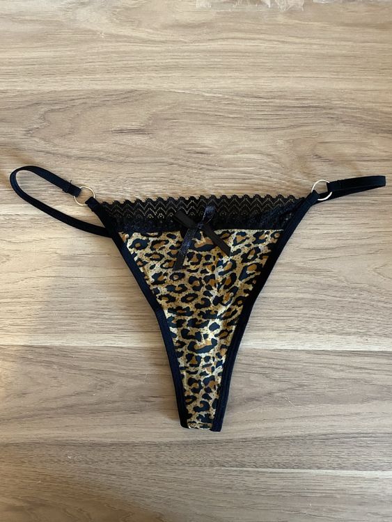 String noir imprimé léopard et dentelles (Neu und originalverpackt) in ...