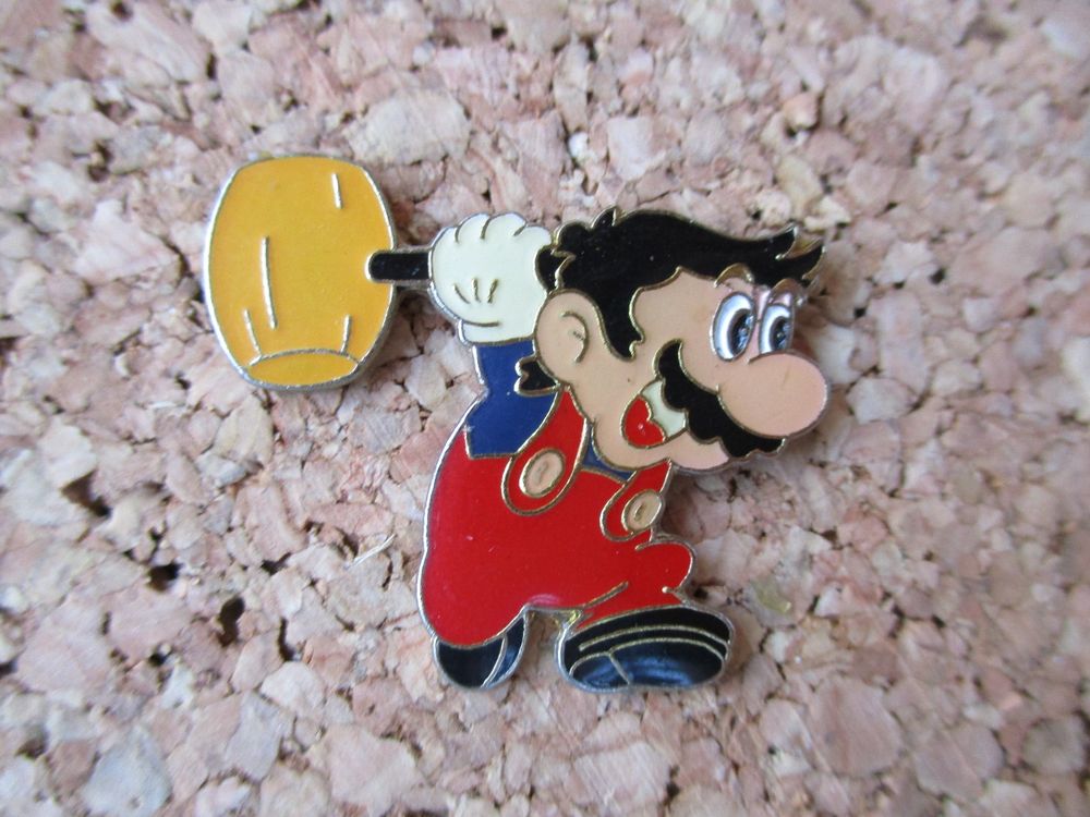 Nintendo Super Mario Pin Badge (Neu (gemäss Beschreibung)) in Felsberg ...