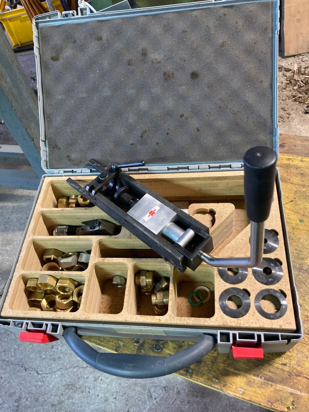 outils à battre les collets pour tuyau inox annelé (D'occasion) à ...