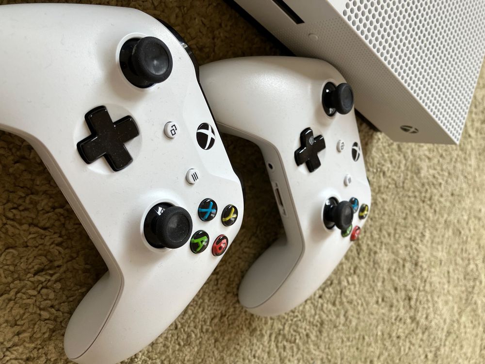 Xbox One S inkl. 2 Controller, FIFA 2019 und Need for speed (Gebraucht ...