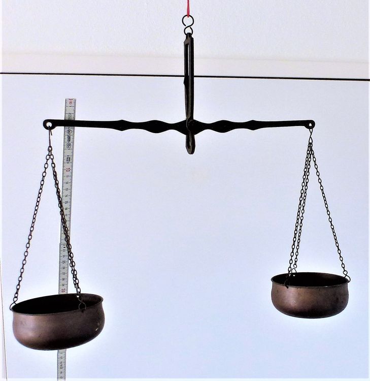 Waage mit zwei Schüsselchen als/für Gewicht-(halter) (Gebraucht) in ...