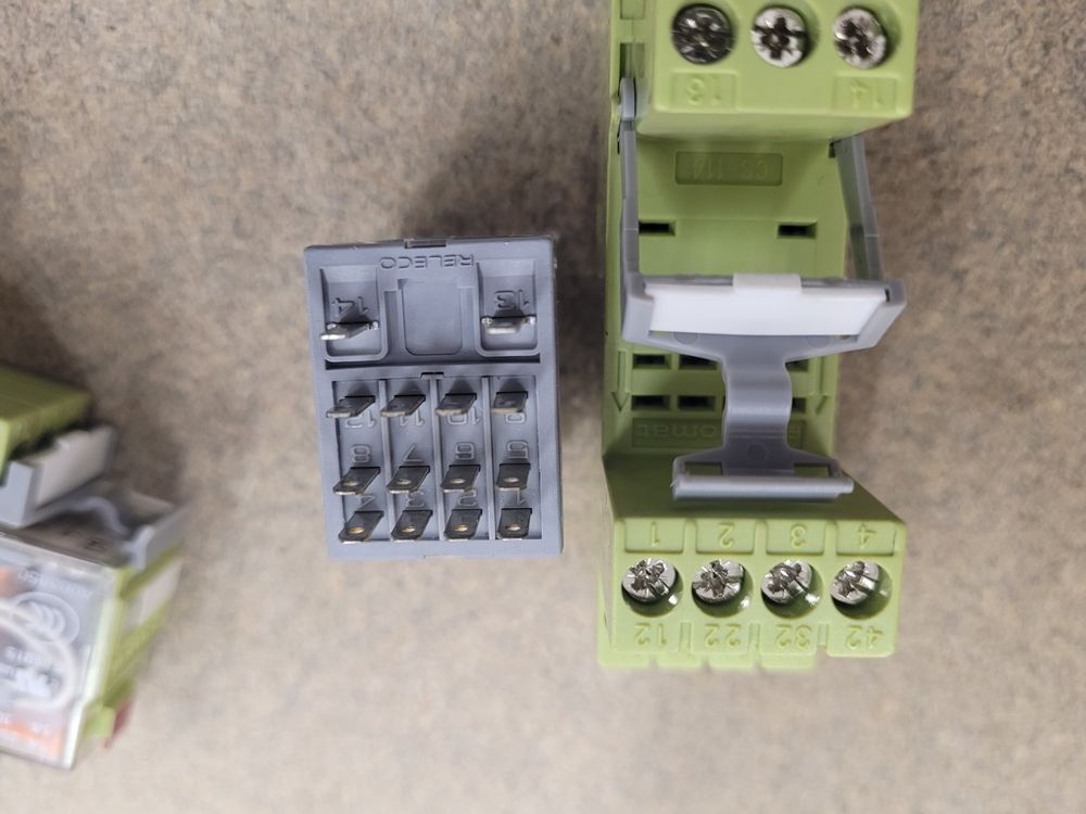 2 Stück Comat Swiss Relais AC 24V / C9-A41 (Gebraucht) in Vitznau für ...