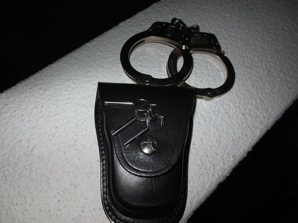 Handschellen > original SMITH & WESSON mit Schlüssel (Gebraucht) in Steinmaur für CHF 40 – mit ...