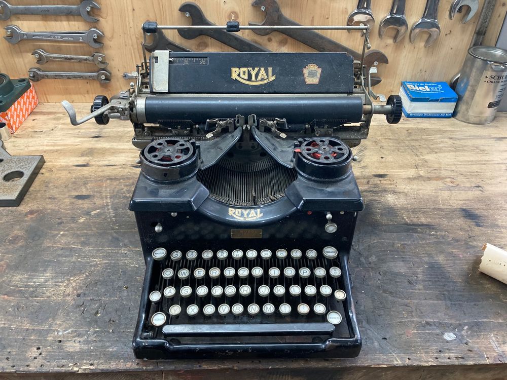 Schreibmaschine ROYAL Antik (Defekt) in Ufhusen für CHF 20 – nur ...