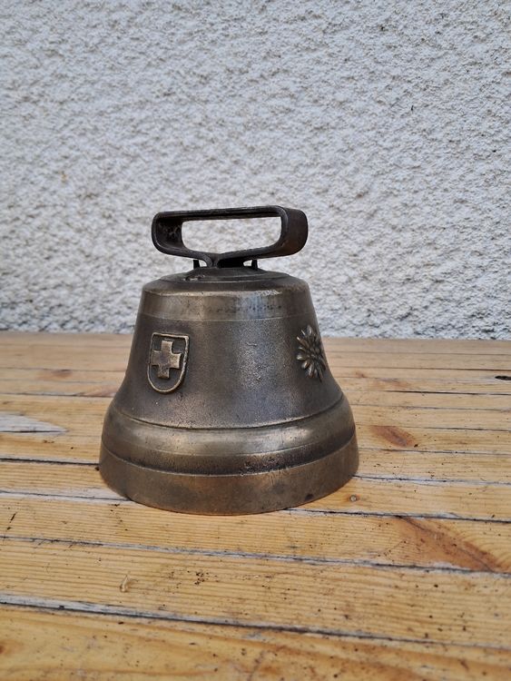 Schöne alte Glocke mit Schweizerkreuz und Edelweiss (Gebraucht) in ...