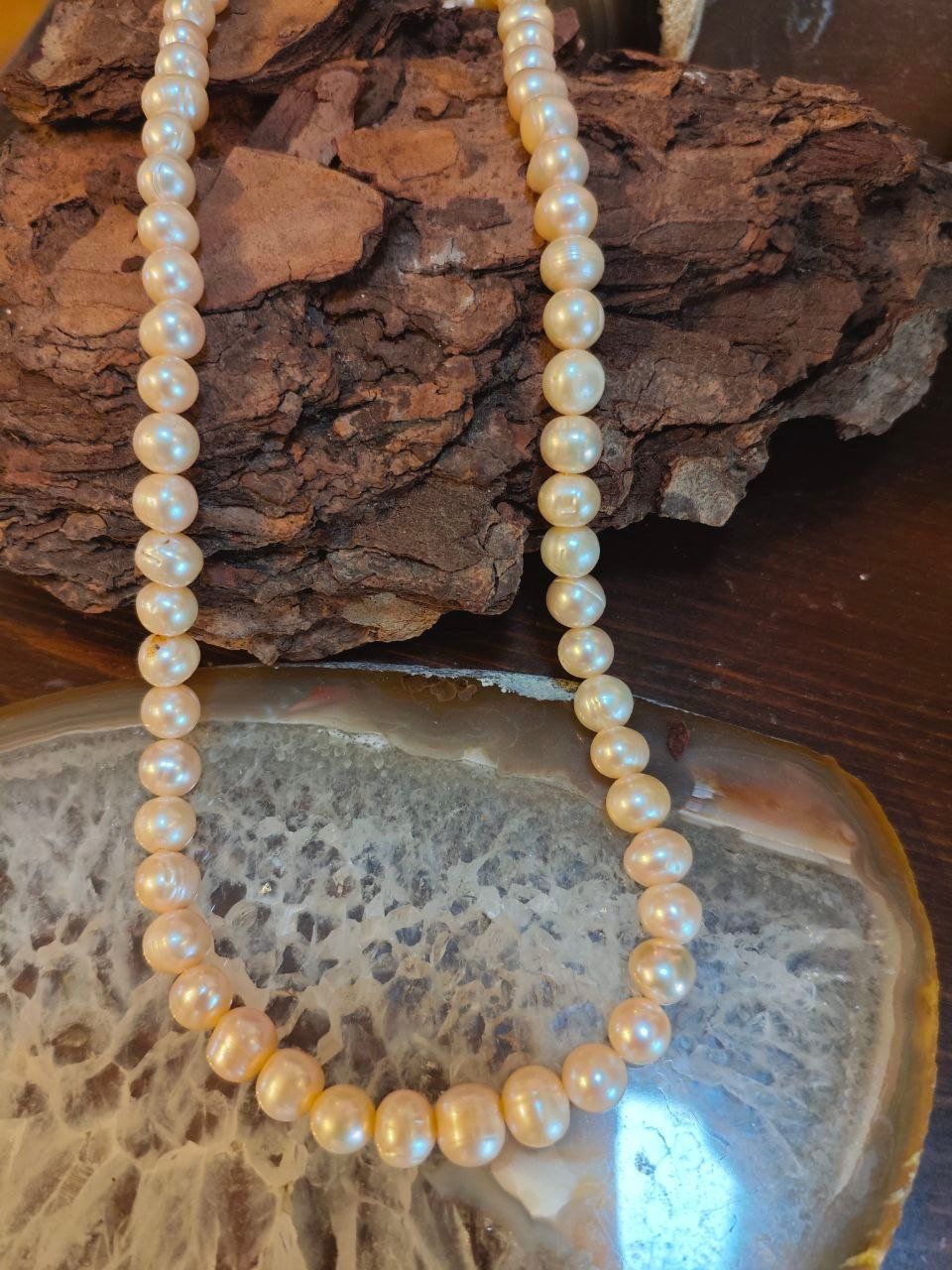 BUTTONFORMIGE SÜSSWASSERPERLENKETTE, LACHS, ca. 9 x 7 mm. (Neu (gemäss ...