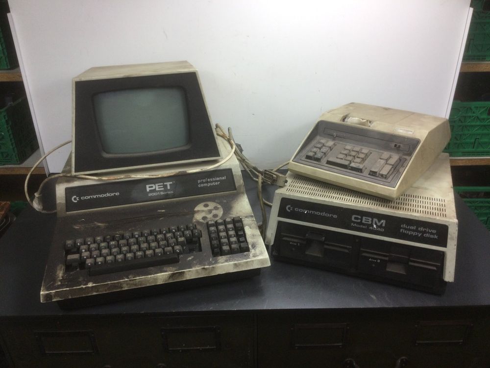 Alter schmutziger Commodore Pet 2001 Series mit Zubehör (Defekt) in ...