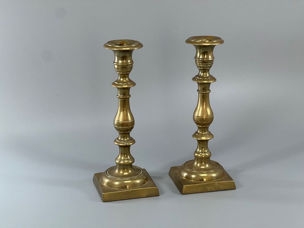 Messing-Kerzenhalter Paar mit gedrechselten Säulen (Gebraucht) in Sennhof für CHF 49 – mit ...