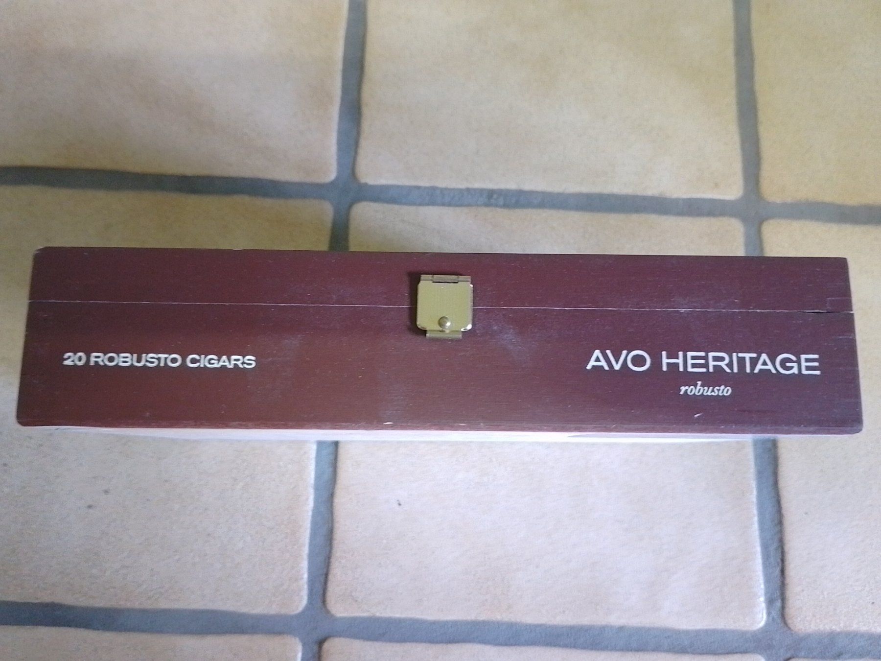 Zigarrenkiste AVO UVEZIAN (Gebraucht) in Wangen SZ für CHF 4 – mit ...