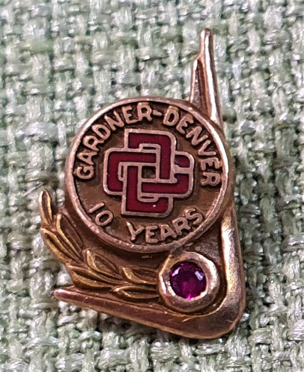 N966 Pin 10 Years Gardner Denver USA Amerika ( Mit Rubin? ) (Gebraucht ...