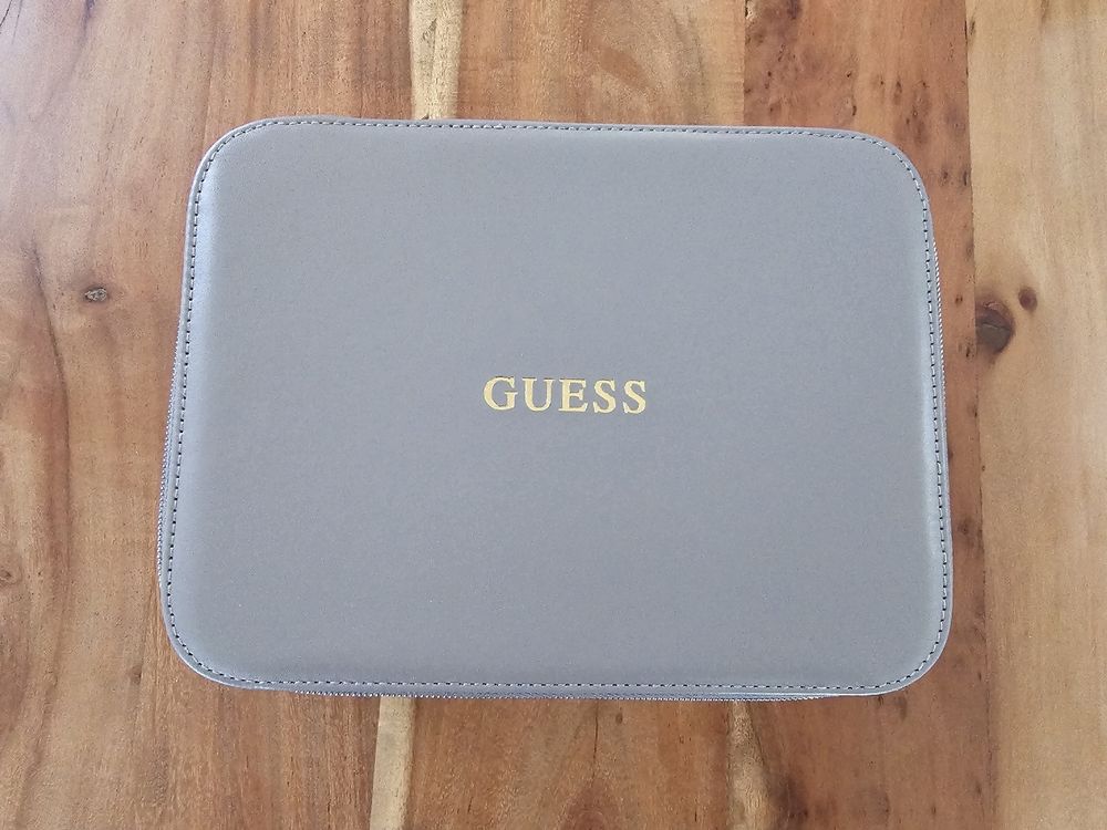 Guess Beauty Case 2 teilig (Neu und originalverpackt) in Rothenthurm ...
