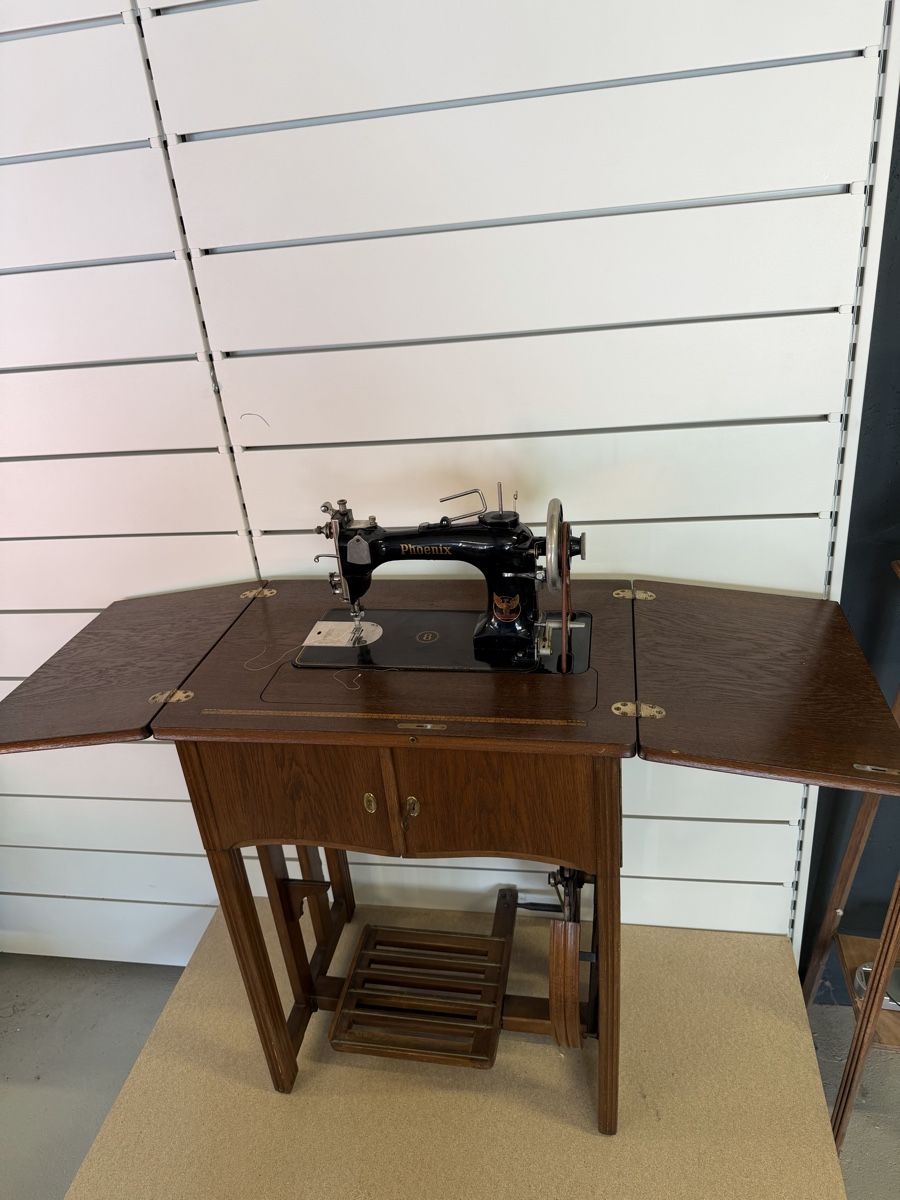 Machine à coudre ancienne Phoenix meuble complet! Rare! (D'occasion) à ...