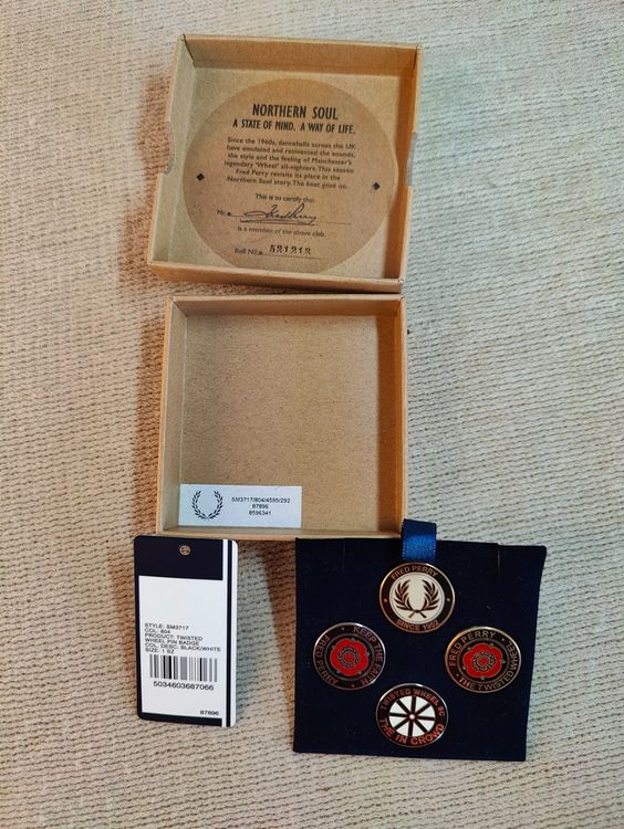 Ensemble de pin's Fred Perry Édition collector Neuf (D'occasion) à ...