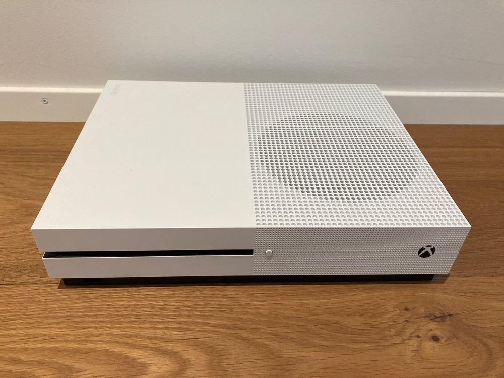 Xbox One S (500 GB) mit 2 Controllern (Gebraucht) in Fällanden für CHF ...